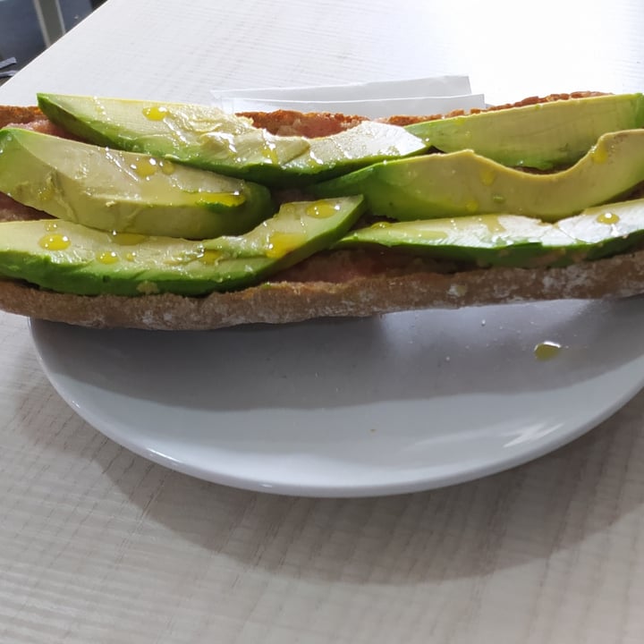 Café Pastelería San Blas Vigo, Spain Tosta de aguacate e tomate Review ...