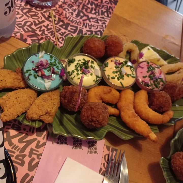 Vegan Junk Food Bar Barcelona, Spain VJFB Sumo Platter Review | abillion