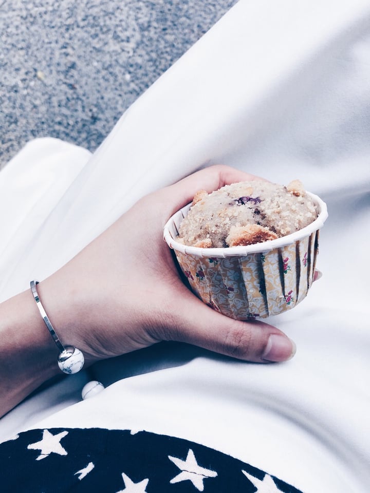 BW Monastery Woodlands, Singapore Berry Crumble Cupcake (Raebakesvegan) Review | abillion