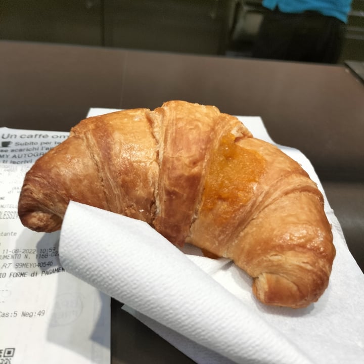 Autogrill Italy Cornetto Vegano Mango e Passion Fruit Review | abillion