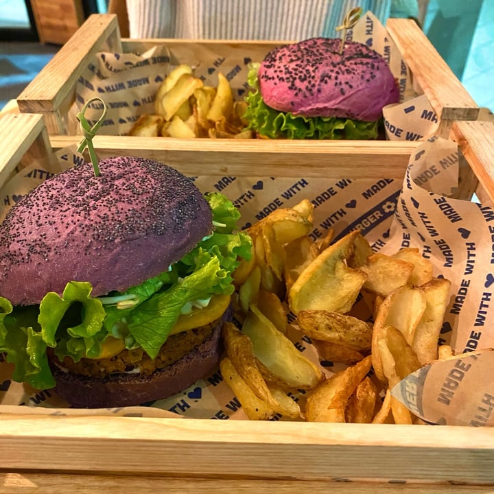 Flower Burger Rimini, Italy Cheesy Cecio Review | abillion