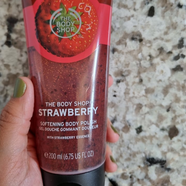The Body Shop Strawberry body polish Review | abillion