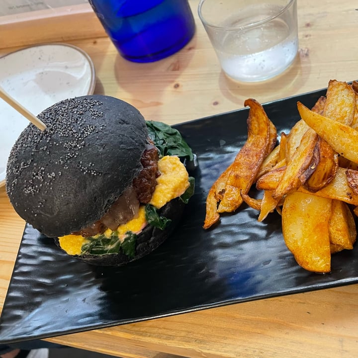 ...IDEM CON PATATE Torino, Italy Panino burger Beyond meat Review ...