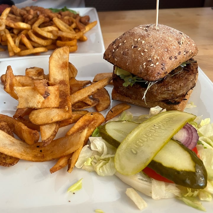 Popei's Clam Bar Coram, United States Beyond Burger Review | abillion