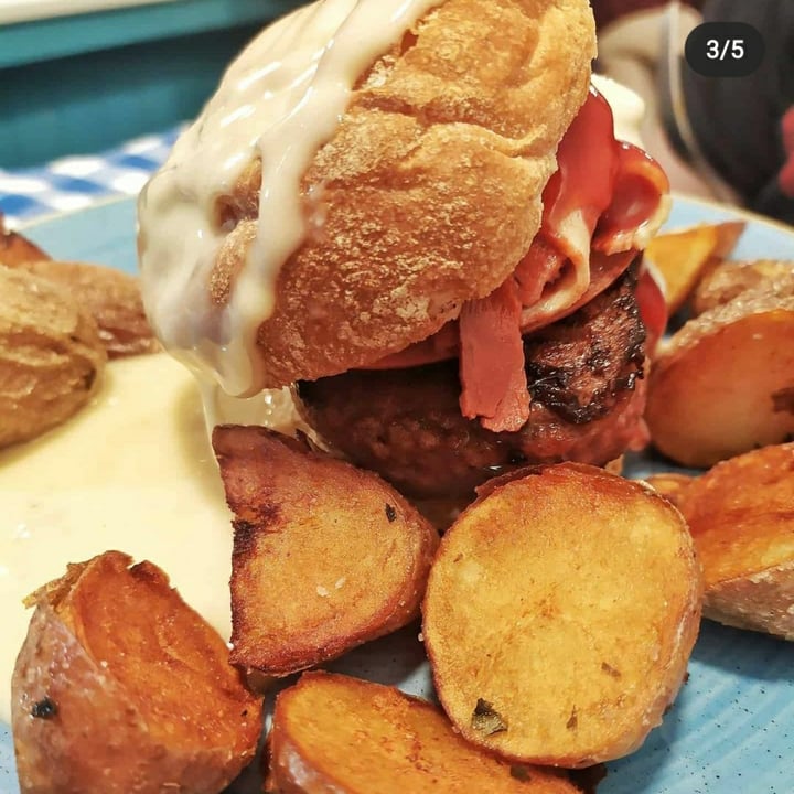 Distrito Vegano Madrid, Spain Death By Cheese Burger Review | abillion