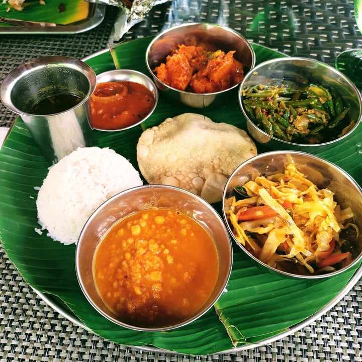 Chapman's Bar Lumut, Malaysia Kaliama's Banana Leaf Curry Review | abillion