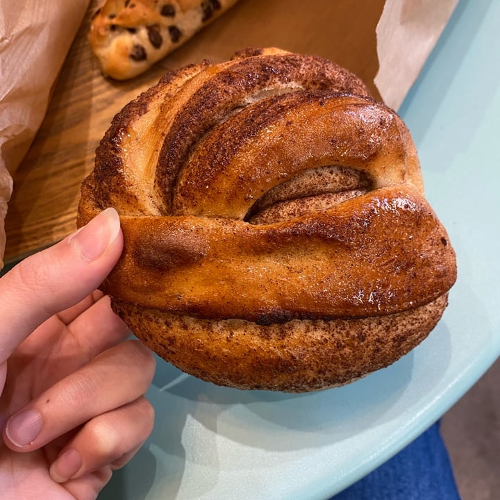 Land&Monkeys Paris, France Cinnamon roll Review | abillion