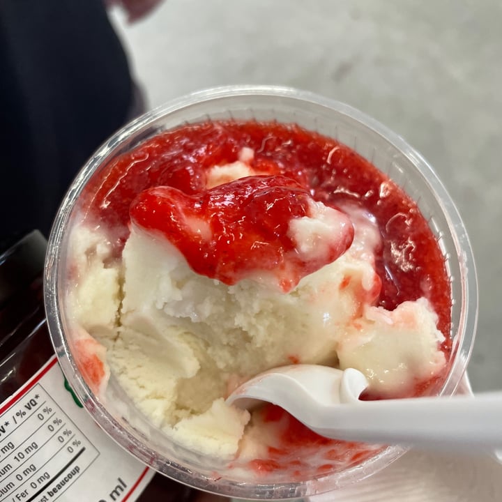 Heeman's London, Canada Strawberry Sundae (Vegan) Review | abillion