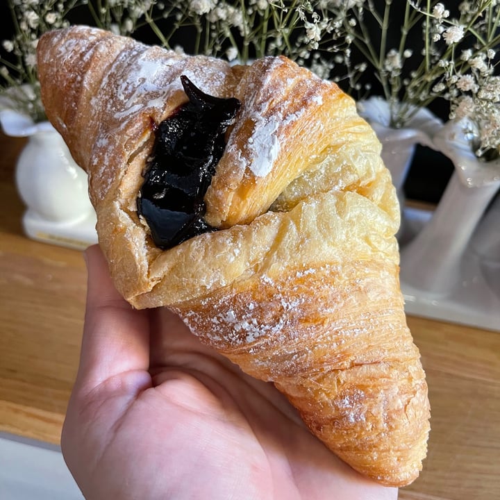 MadamaDorè Roma, Italy Cornetto alla marmellata di more Review | abillion