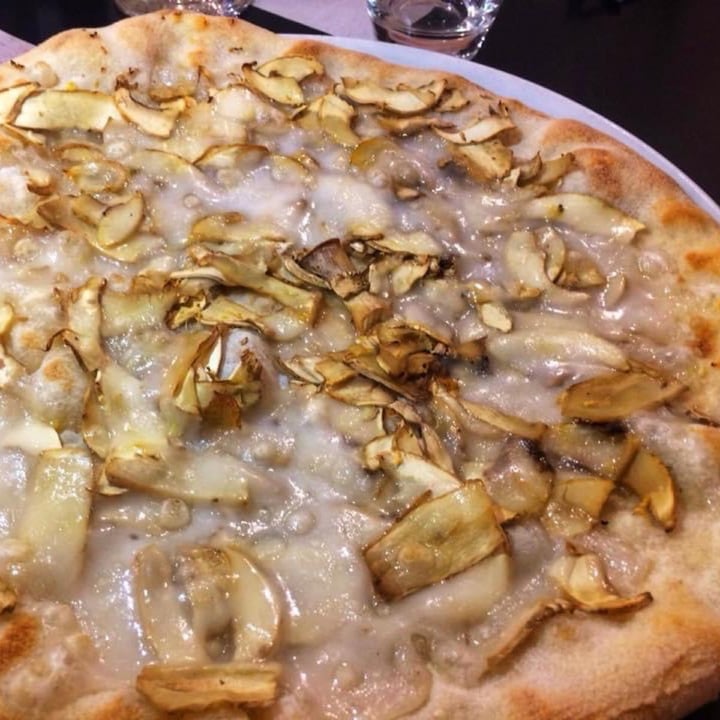 Caroli 1969 Pizzeria Pomezia, Italy Pizza veg carciofi funghi e limone ...