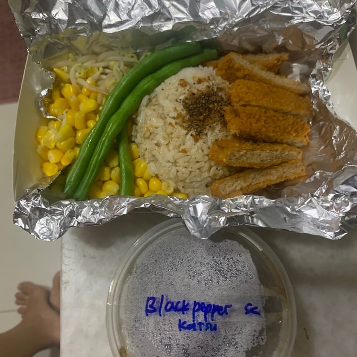 Burgreens Puri Indonesia Black pepper katsu Review | abillion