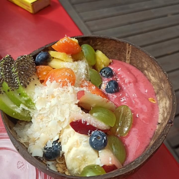 Le bagus Kafé Hyères, France strawberry baies bowl Review | abillion