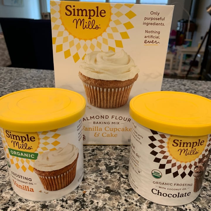 Simple Mills Almond flour baking mix vanilla cupcakes & cake Review ...