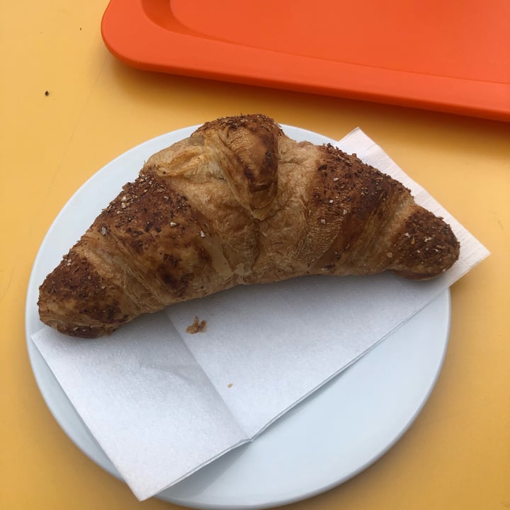 EAT bar restaurant Milano, Italy Cornetto Vegano Review | abillion