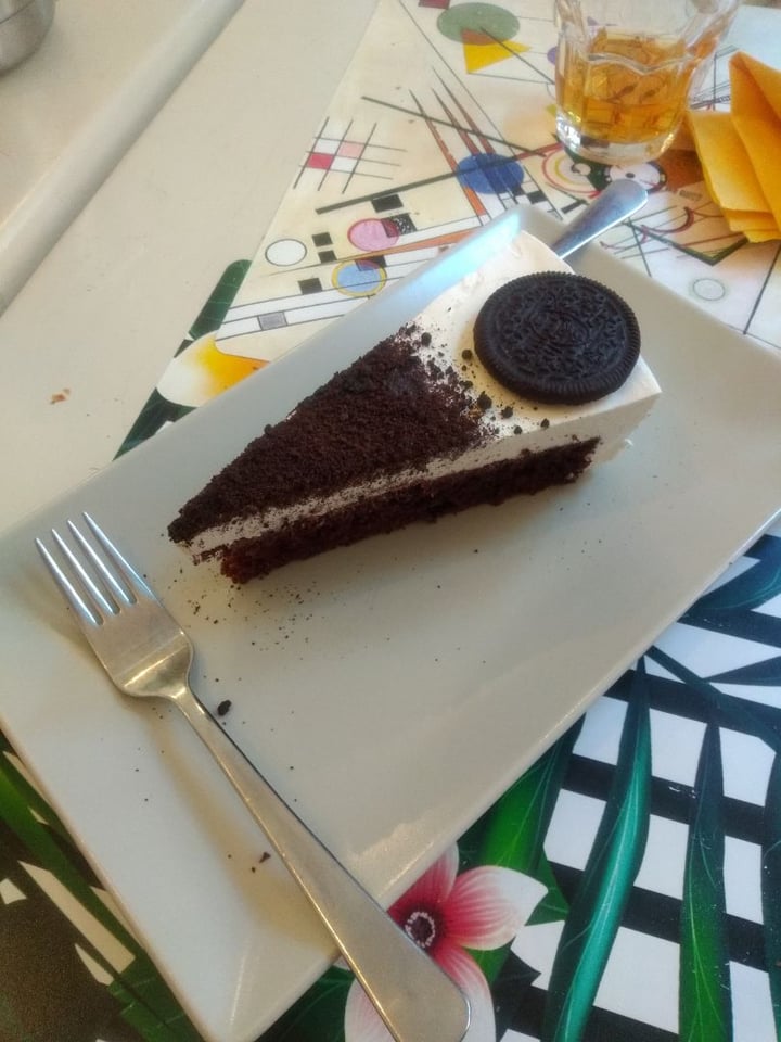 Alhambra Cafe Milano, Italy Oreo Cheesecake Review | abillion