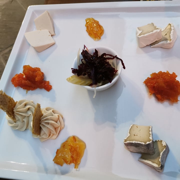 Sementis Pietrasanta, Italy Piatto Di Formaggi Vegetali E Frutta Secca ...