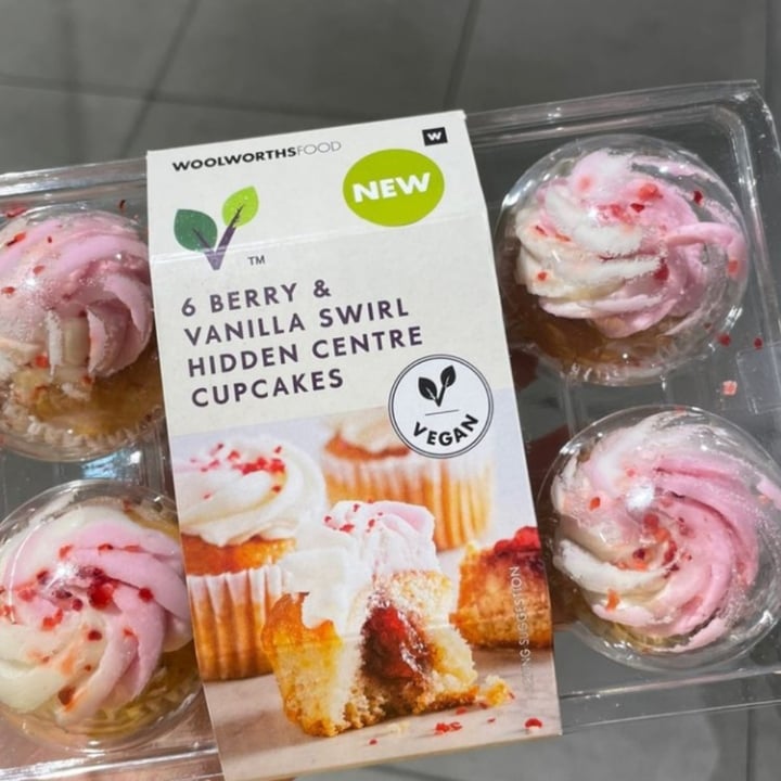 Woolworths Food 6 Berry & vanilla swirl hidden centre cupcakes Review ...