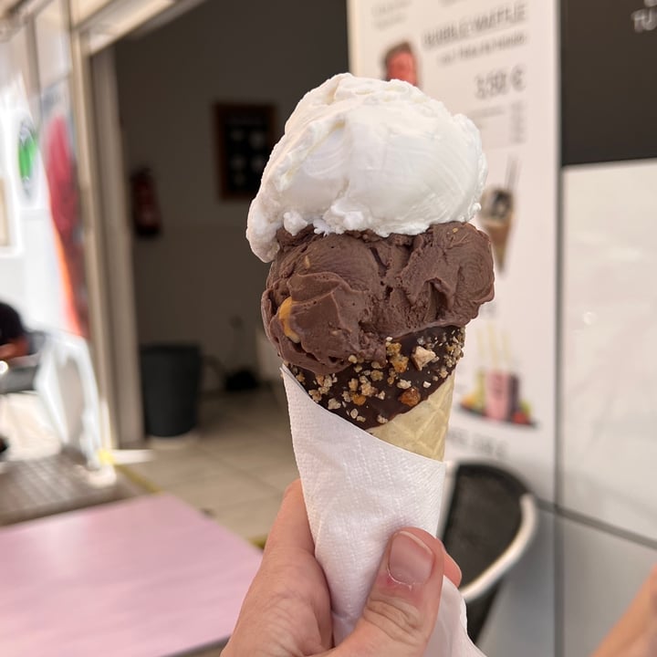 Berry's Los Abrigos, Spain Helado de Ferrero Rocher y Limón Review ...