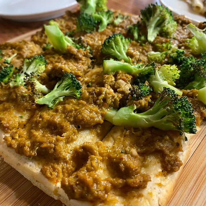 nomVnom Bistro Singapore River, Singapore Rendang Pizza Review | abillion