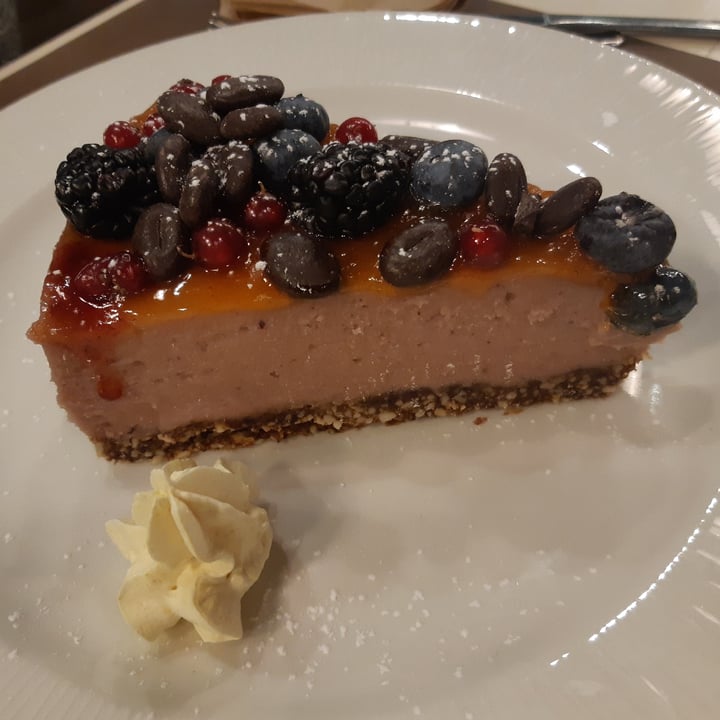 Food Love Piacenza, Italy Torta crudista ai frutti di bosco Review ...