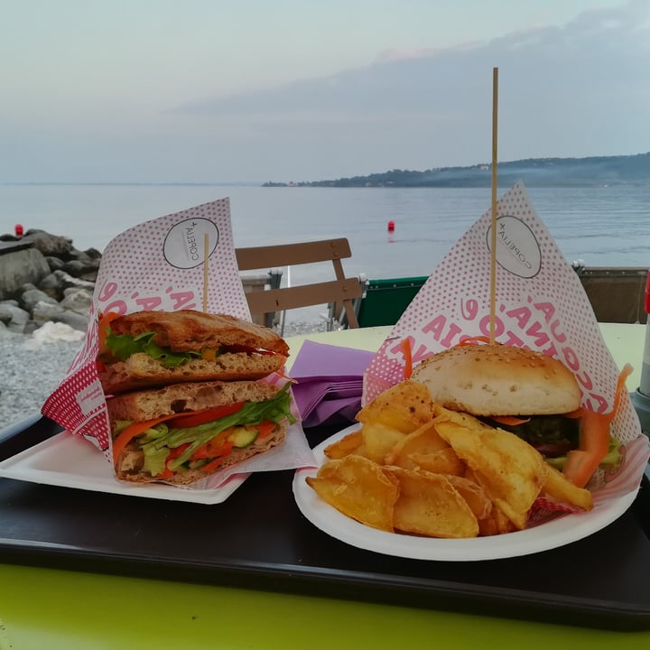 Copelia Padenghe Sul Garda, Italy Panino burger vegetale e patate ...