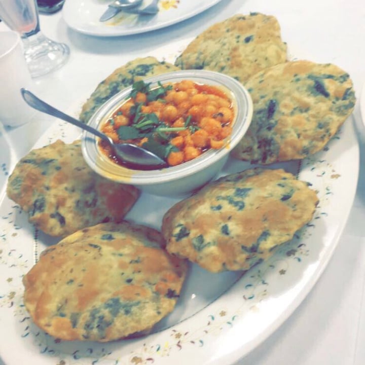 Sakonis United Kingdom Chickpea Curry And Fries Naan Review | abillion