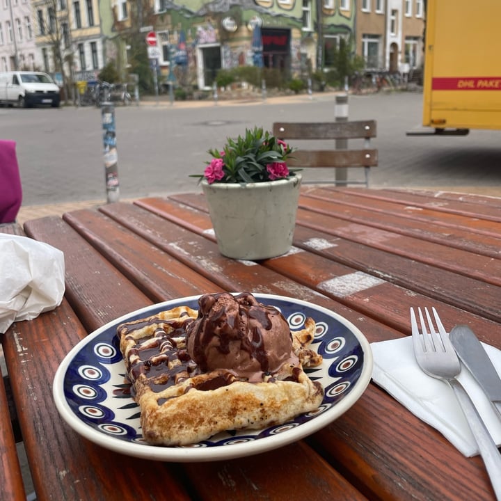 Veis - Veganes Eiscafé Mitte, Rostock, Germany Waffel mit Schokoeis und ...