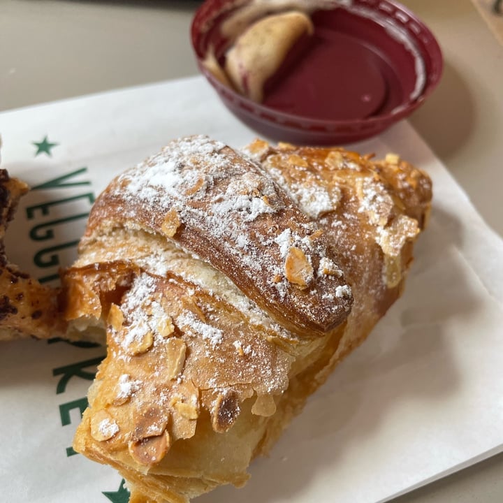 Veggie Pret Soho, United Kingdom Vegan almond croissant Review | abillion
