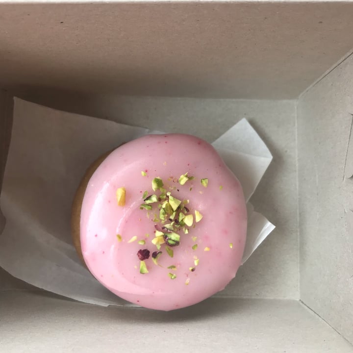 Buns Bakery South Africa Raspberry Drizzle Cake Review | abillion