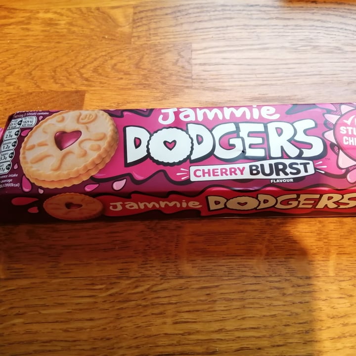 Jammy dodger Cherry Jammy Dodgers Review | abillion