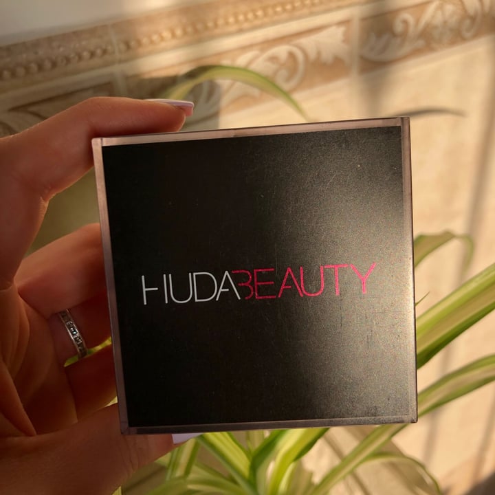 Huda Beauty Easy bake loose powder Review | abillion