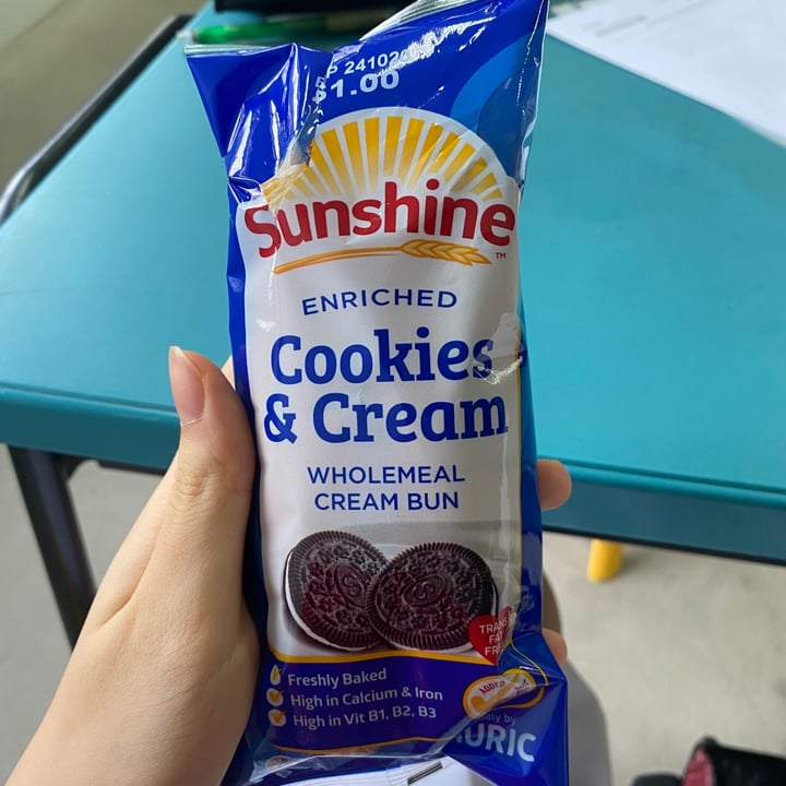 Sunshine Bakeries Enriched Cookies & Cream Wholemeal Cream Bun Review ...
