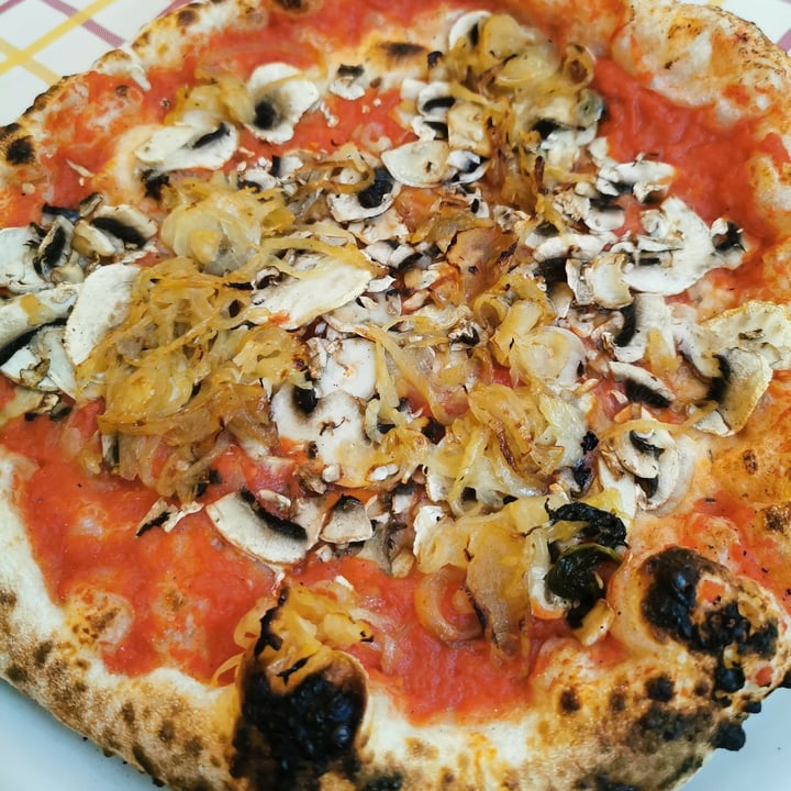 Pizze & Cozze - Nizza Torino, Italy Pizza funghi e cipolle Review ...