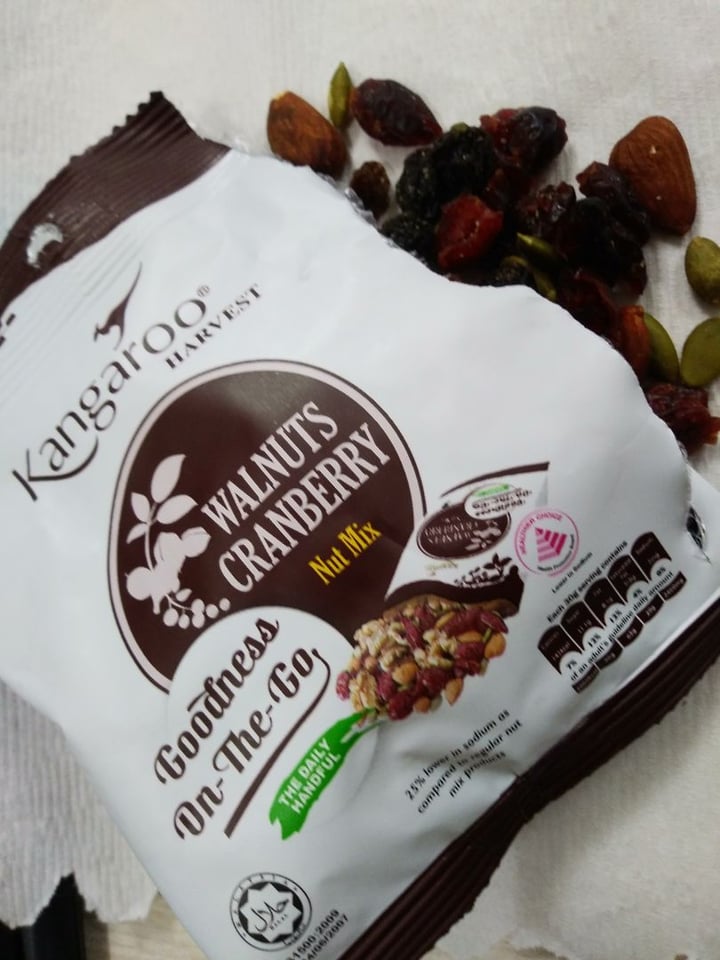 Kangaroo Harvest Walnuts Cranberry Nut Mix Review | abillion