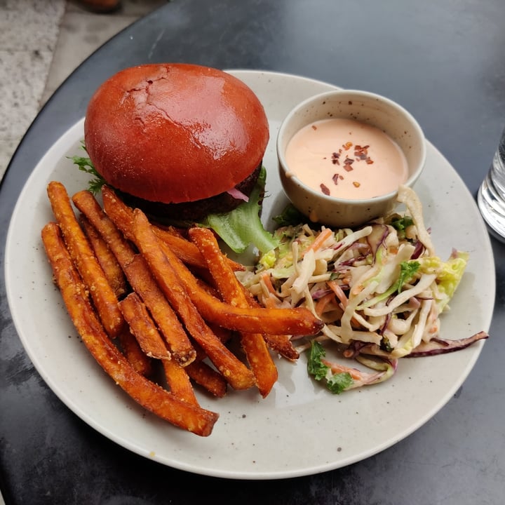Mahalo Norrmalm, Sweden Burger Queen Review | abillion