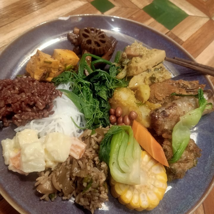 Veggie Castle - Nhà hàng chay Vegan Vietnam Buffet Review | abillion