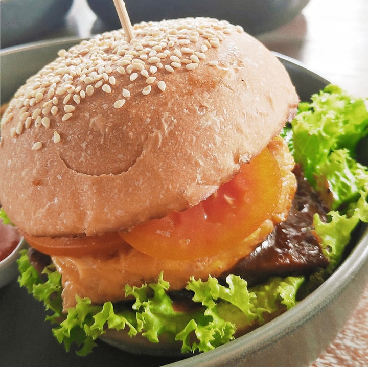 The Sloth Indonesia Beef Rendang Burger Review | abillion