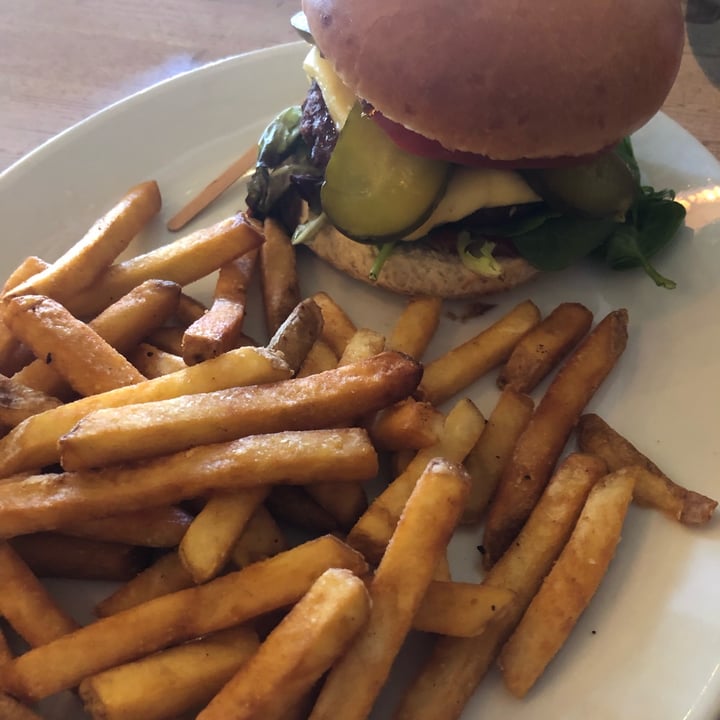 Wags N Tales United Kingdom Vegan Quarter Pounder Burger Review | abillion