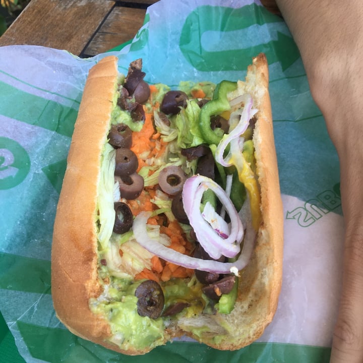 SUBWAY Argentina Sandwich Pan Blanco Guacamole y Verduras Review | abillion