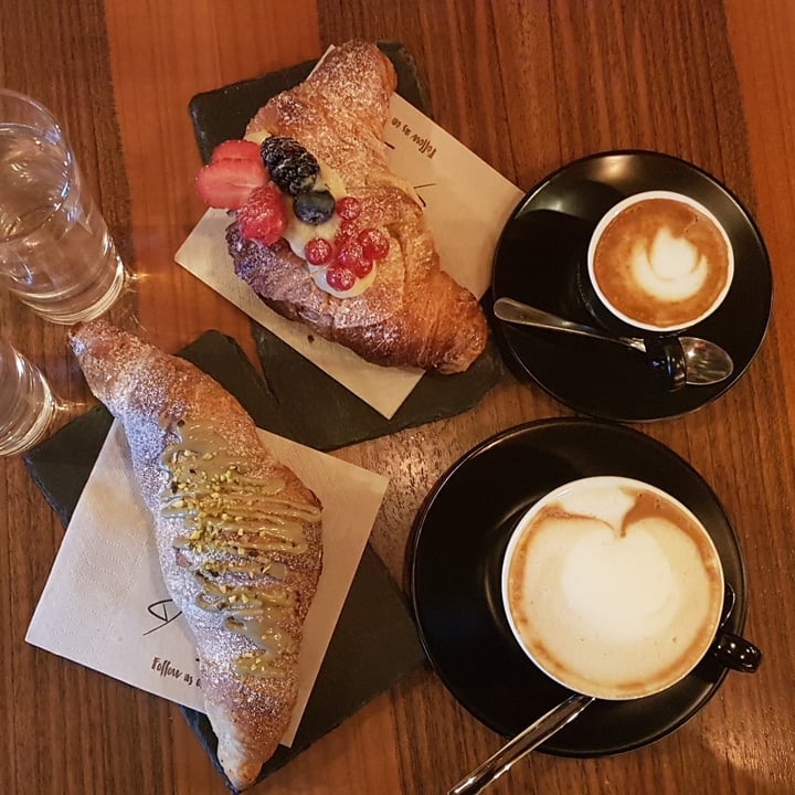 Danny Bar Bozen, Italy Cornetto Vegano Ripieno Al Pistacchio Review ...