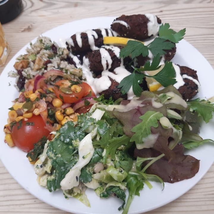 The Blue Moon Cafe United Kingdom Falafel Salad Review | abillion
