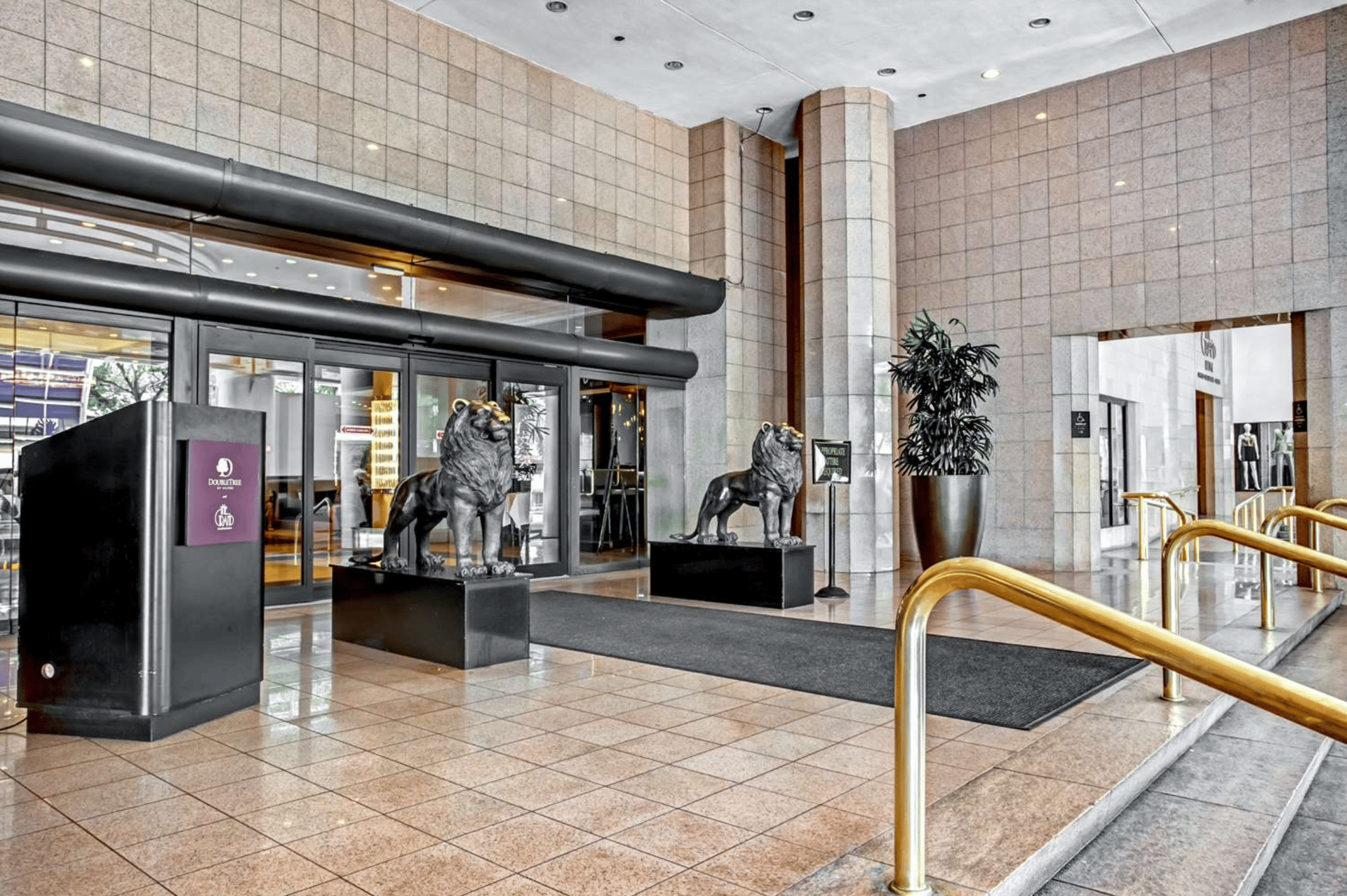 Suites At DoubleTree by Hilton Grand Hotel Biscayne Bay | Suiteness ...