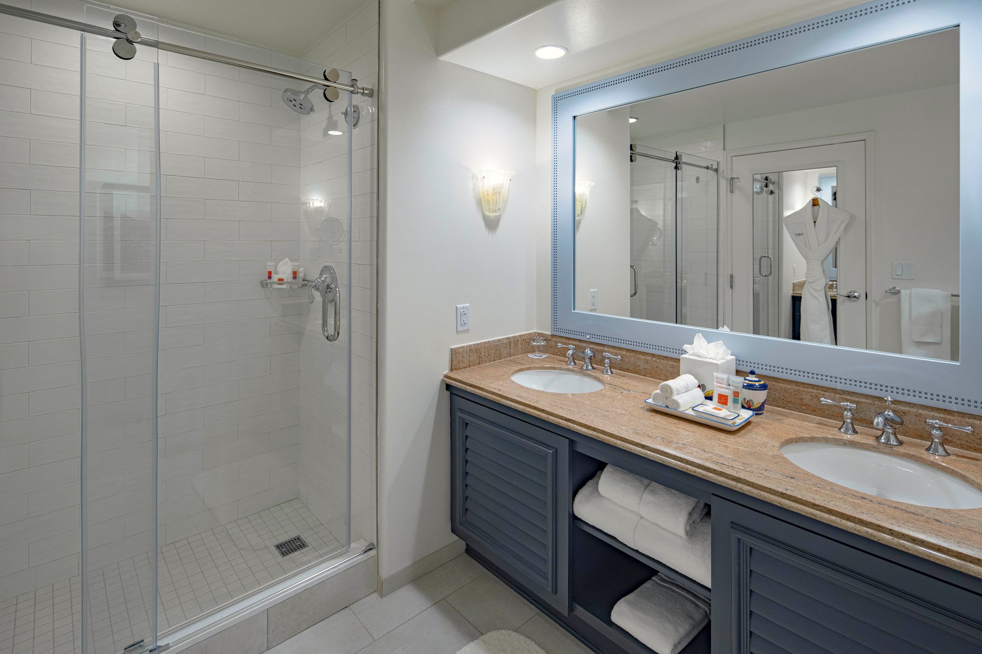 Two bedroom suites for 2-12 people in Orlando | Suiteness — Stay connected