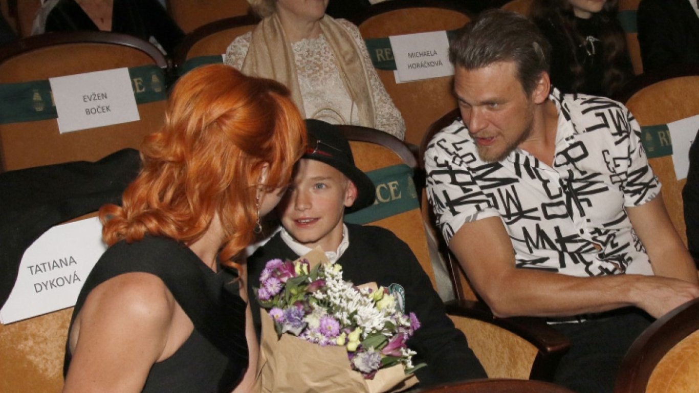 Vojta Dyk mezi syny rozdíly nedělá. Na přísná pravidla nevěří a vozí je ...