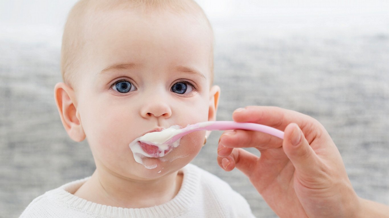 Video: Jako miminko ho nechali v igelitce na parkovišti, teď se s rodiči poprvé po 40 letech setkal