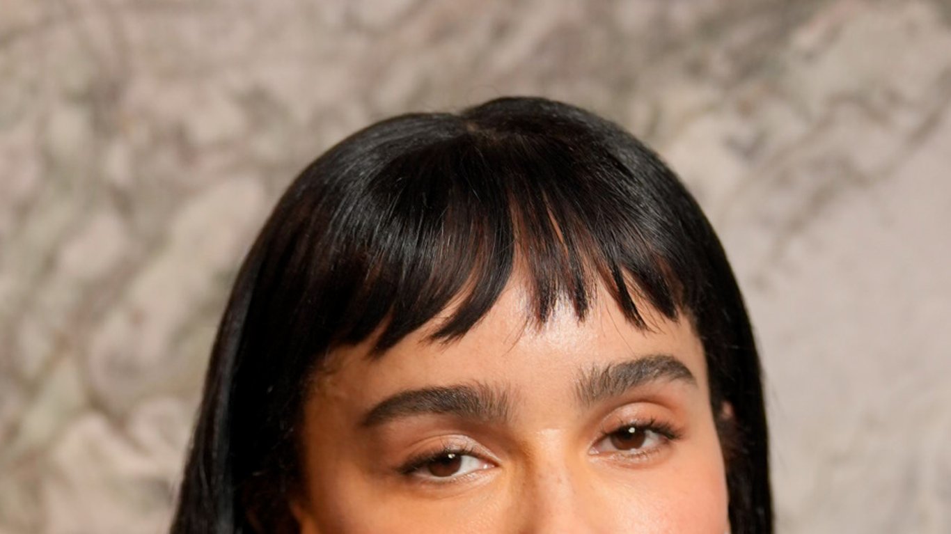 Krátká ofina ve stylu Audrey Hepburn ovládne jarní vlasové trendy 2025 ...