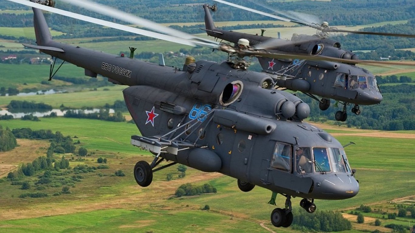 Satelitní snímek potvrzuje zničení dvou ruských vrtulníků Mi-8 a Mi-24 na letišti v samotném ...