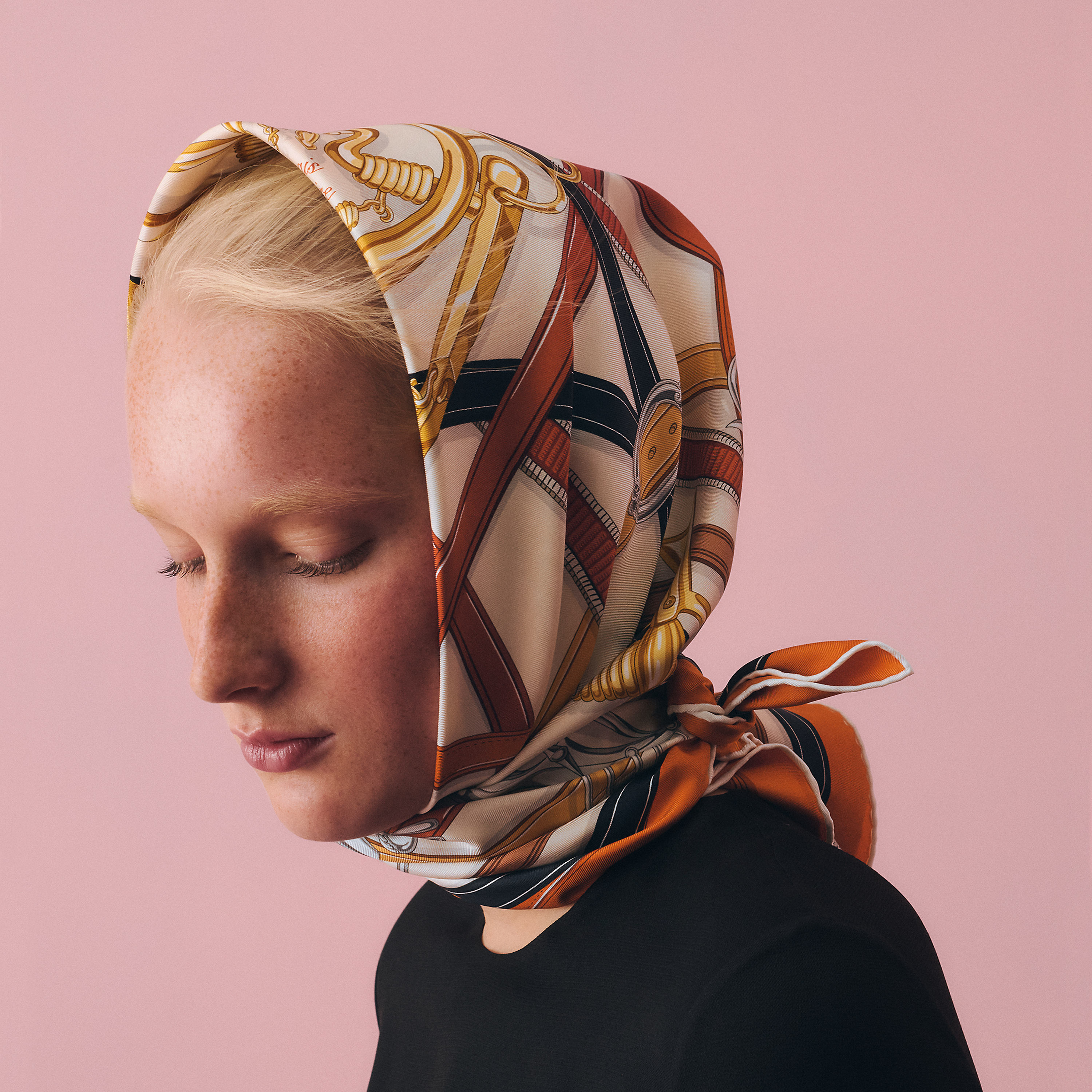 Hermès Harnais Legendaire scarf 90 Blanc Cassé/Orange Cuit/Noir | BagUSeek