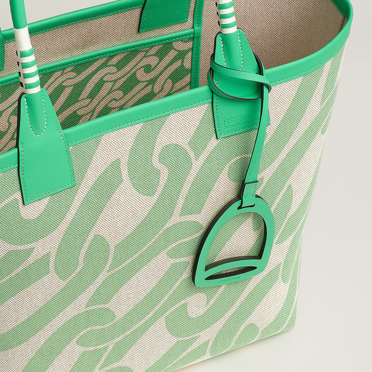 Hermès Steeple 28 bag Vert Comics/Écru/Beige Swift Calfskin | BagUSeek
