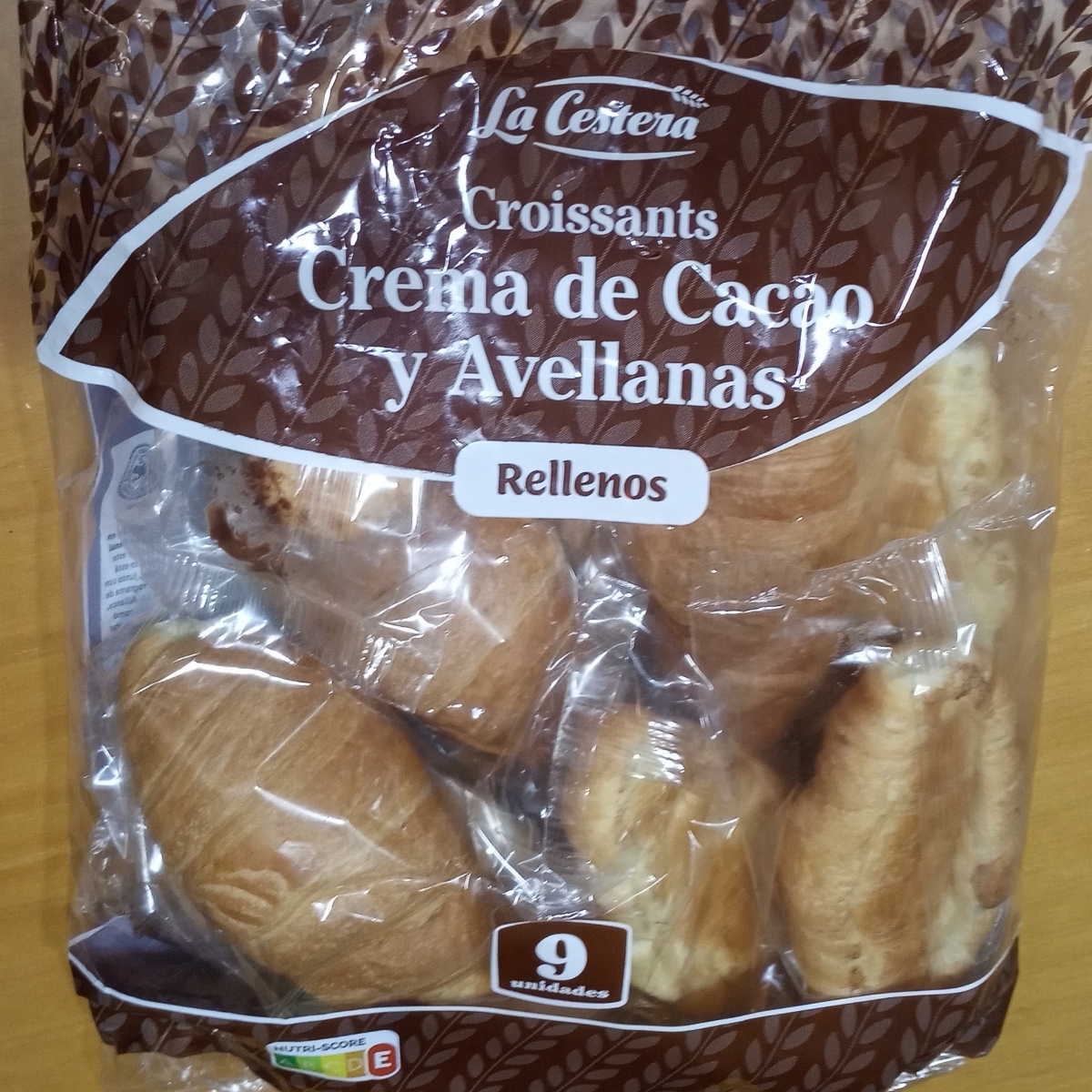 Croissants rellenos de crema de cacao y avellanas from La Cestera ...